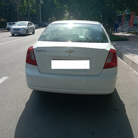 Продаётся автомобиль Lacetti белый цвет
