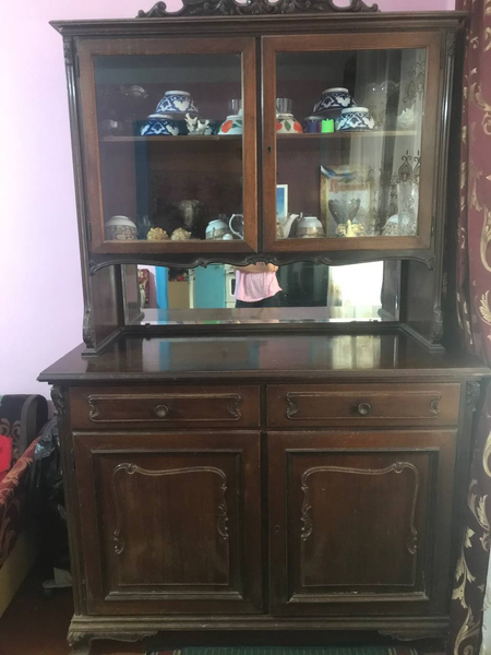 Продаётся шифонер и сержант из красного дерева стариные цена договорна