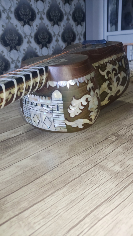 Musiqa asbobi tor xolati juda yaxshi yangi ovozi jarangdor