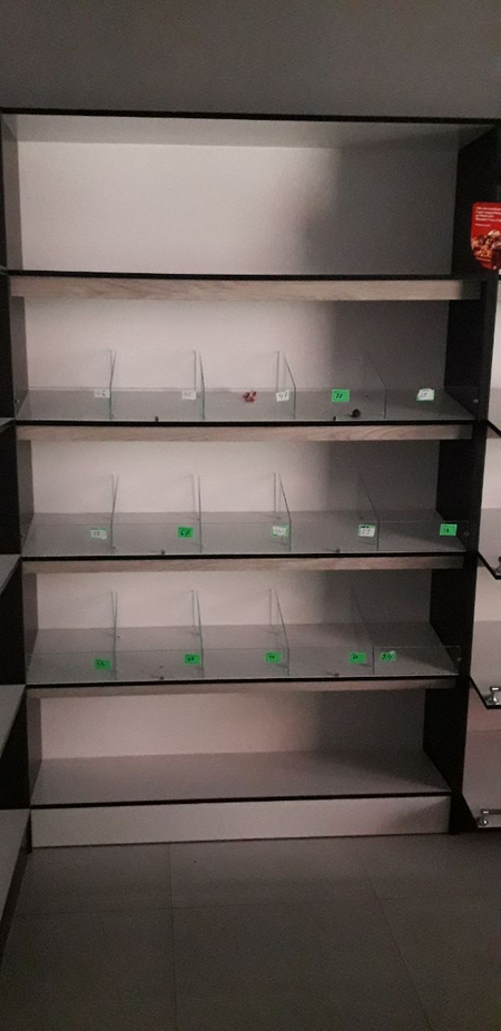 Продаётся мебель для магазинов.