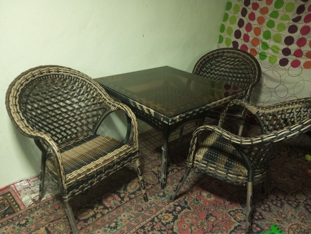 rattan stol ustul