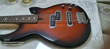 Bass gitara sotiladi