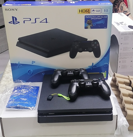 Срочно продам Playstation 4 slim 2Tb 9.00 Golden Hen состоянии как нов