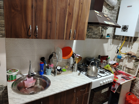 Uy sotiladi 3 xona jixozlari bilan  48 000 kami bor