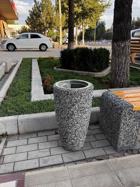 Урны, скамейки бетонные.