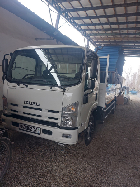 Isuzu 2023 yil 3 oy boldi chiqaniga srochna sotiladi