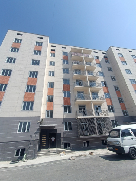 янги курилган домда барча квартиралар сотилади 1 дан 7 каватгача