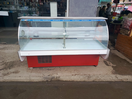 Vitrina xaladilnik 1,75m xolati idealniy 2.500mingsomdan 2ta bor
