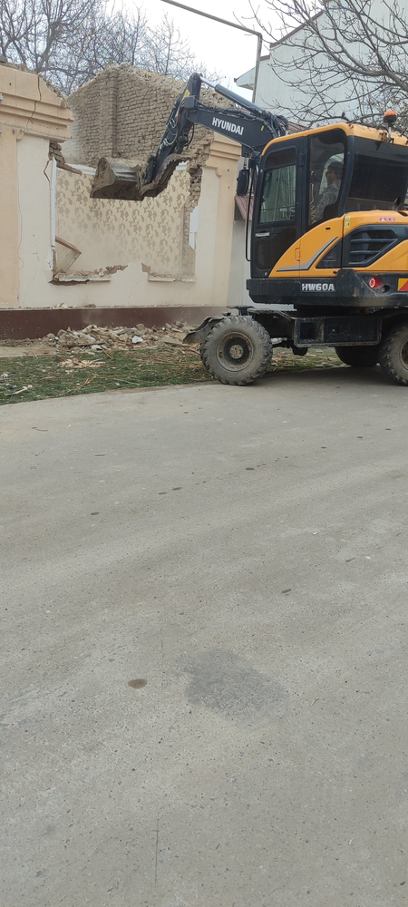 Ekskavatr xizmati kotta kichkina katlavan transheya musor ortsh