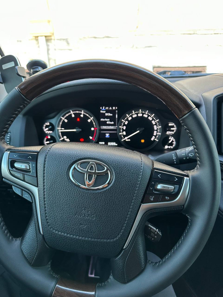 Tayota land cruiser 200