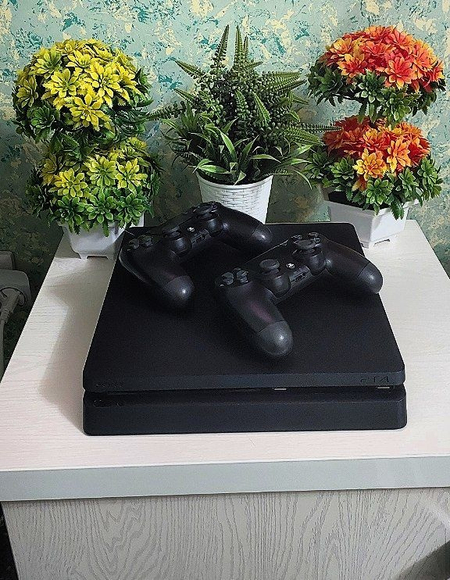 Новый playstation 4 продается  С играми 15 игр  комплекте и 2 джостика