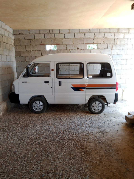 Moshina yangi salondan olingan yurgani xalol