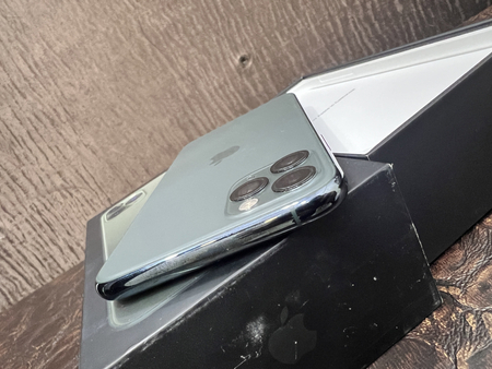 Продам IPhone 11 pro max 512 gb bat 77%