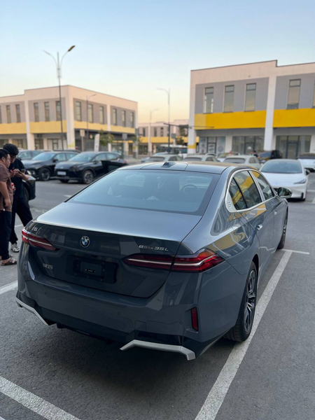 BMW i5 2024 эксклюзивные спортивные пакеты i5 edrive 35L M