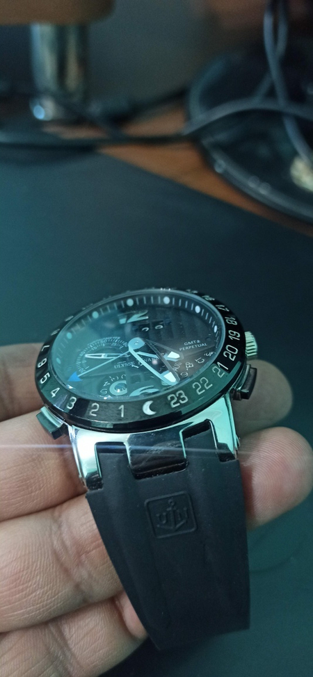 Ulyes Nardin Automatic mexanika soati qol harakati bilan ishliydi. Hol