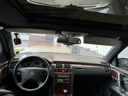 Mercdenz-Benz 210