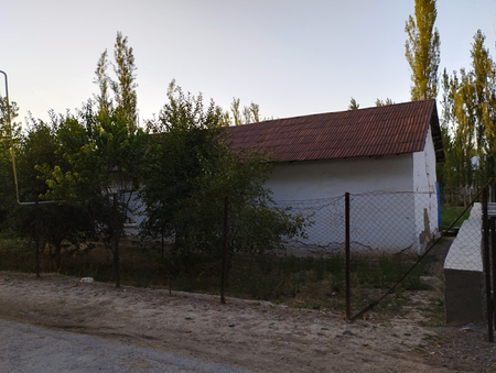 Uy uchaska sotiladi srochno. 10-sotik 2-ta uy bian xammasi bor .