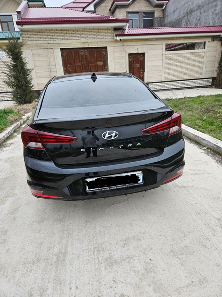 Hyundai Elantra срочно сотилади . Цену договоримся