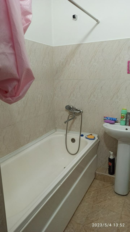 Yangi choshtepa 1 xona 2 etaj sotiladi