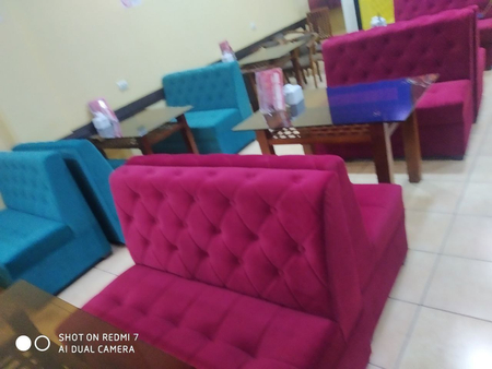 Kafe va restaran uchun ajoyib mini divanlarimiz bor