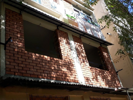 Кладка кирпича, балкон А также Установка козырьки над окном