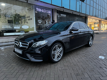 •Mercedes-Benz E200•