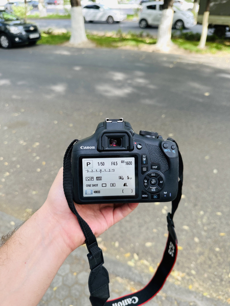 Canon 2000D 24.1 МП, Wi-Fi, Видео 60 кадров в сек, как новый