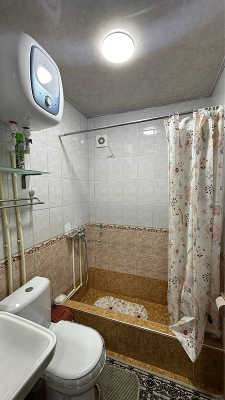 Продается квартира на 1 этаже можно и под бизнес под офис.