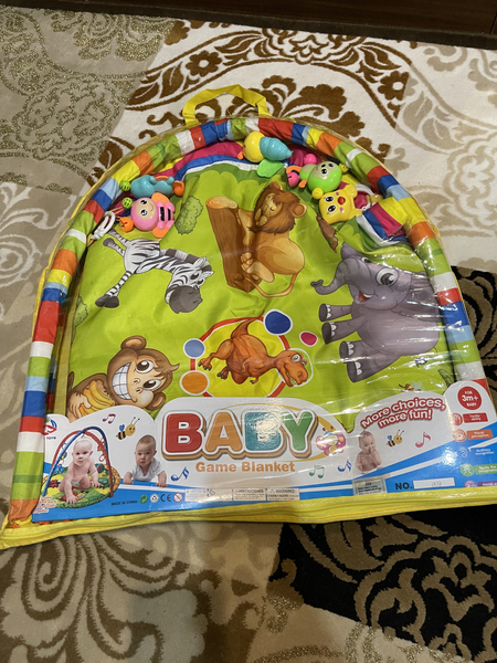 Развивающий коврик с игрушками