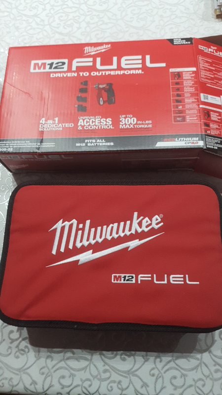 Бесщеточный аккумуляторный шуруповерт со сменными насадками Milwaukee