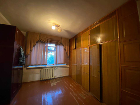 м.Буюк Ипак Йули около метро 3-комн 4/5 71 м² кирпич 2х6 без ремонта