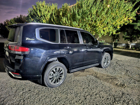 Toyota Land Cruiser 300 3,5 Turbo 2022 yil 16000km yurgan halol