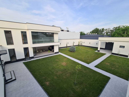 Особняк креативного класса с 16 сотками и 1300 кв.м. Цент. Лун.