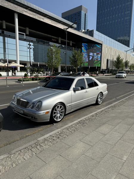 Mersedes benz W210 avangarde . Shaharda bitta