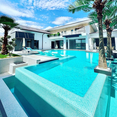Сдается новая Хай-тек дача Diamond Villa  около Бочке