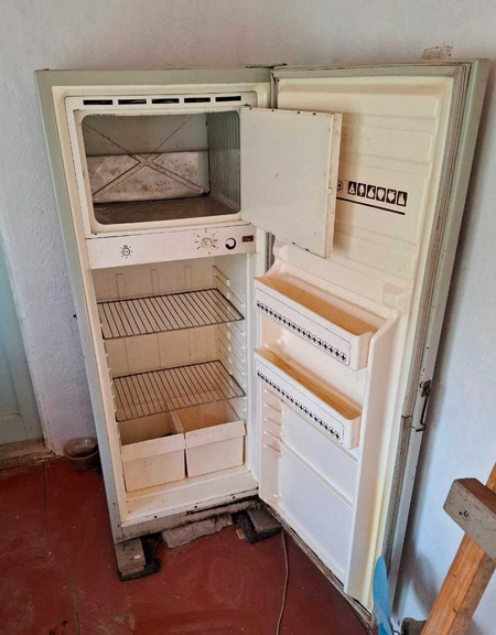 Холодильник сотилади