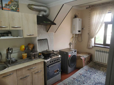 Продается в центре Ахангарана  (в 1-квартале) 3-х комнатная квартира.