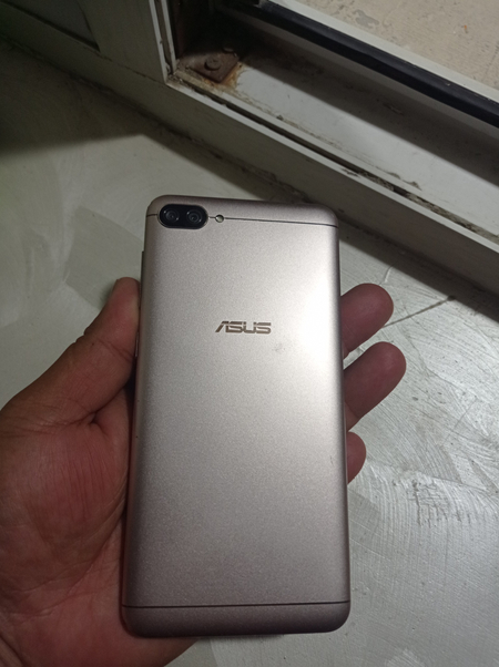 Telfon sotladii ASUS
