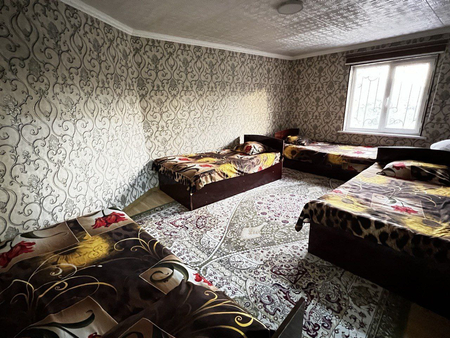 Qulayliklar:Tapchan,basseyn,sauna,yotoq hona,playstation,tenis karaoke
