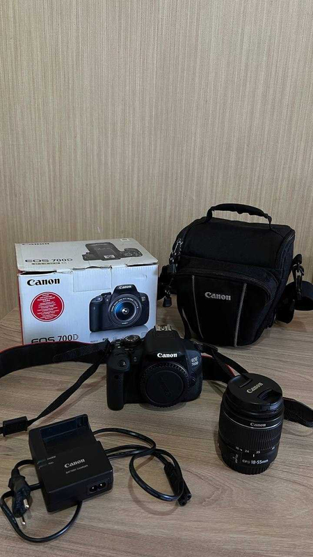 Продаю зеркальную камеру Canon 700D