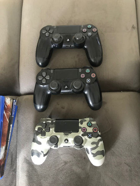 Playstation 4, 400 ГБ, 3 хороших контроллера и 4 игры