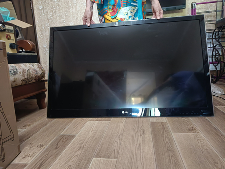 Телевизор LG диагональ 50 дюймов. 3 D.  Работает отлично.