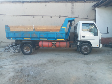 Isuzu samosval..