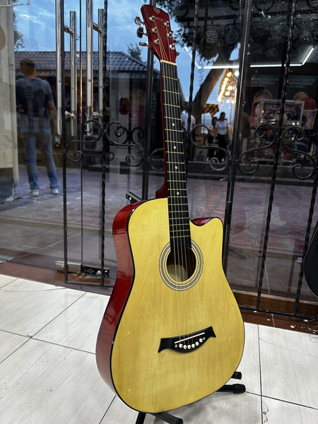 Gitara rangi rasmda