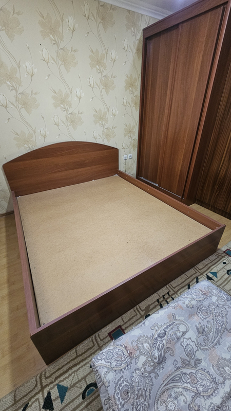 Б/у мебель,прихожая,спальный гарнитур,комод,кровать,шкафа,тумбочки,зер