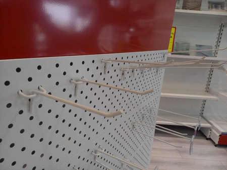 Перфопанель, do'konda ilgaklar uchun teshilgan panel