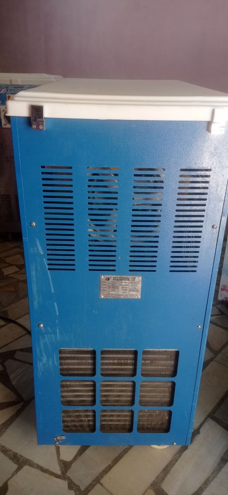 Frezer 380 lik. 3 ta bor. Hammasi ishlab turgan aparatlar