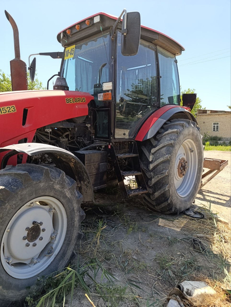 Belarus traktor sotiladi