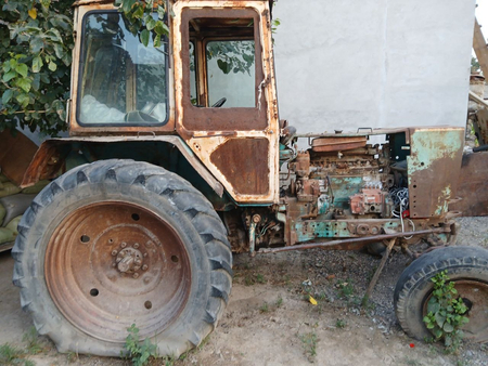 Traktor sotiladi YUMZ