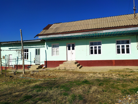 Hovli Uy sotiladi